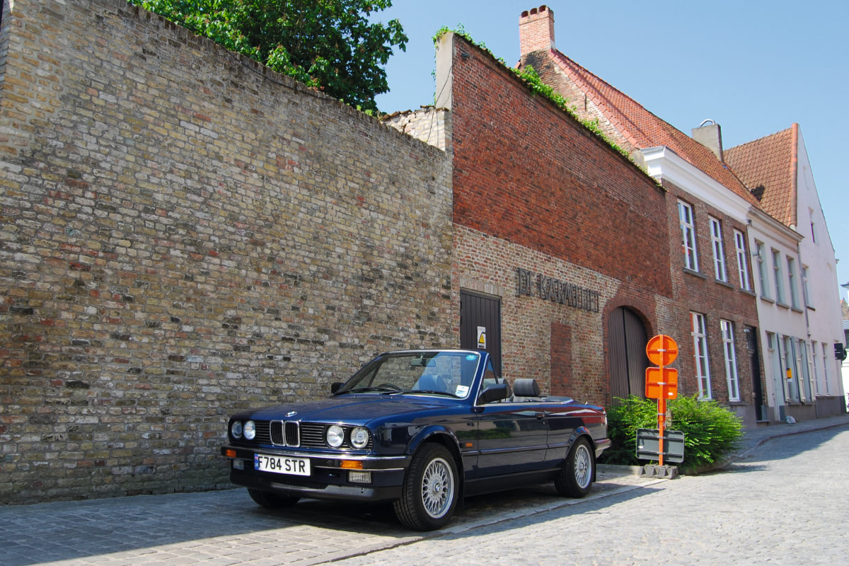 ベルギーの旧市街まで、BMW 320i コンバーチブルでロードトリップ｜『Octane』UKスタッフの愛車日記 | octane.jp | 美しい車と暮らす