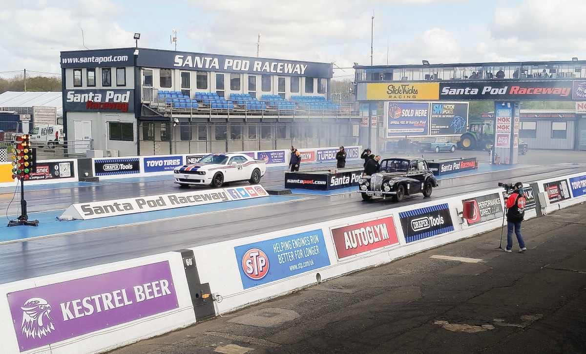 1954年ダイムラー・コンクエストでドラッグレースに参加！｜『Octane』UKスタッフの愛車日記 | octane.jp | 美しい車と暮らす