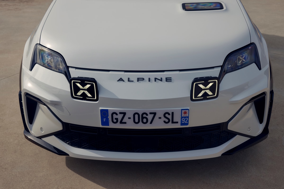 スマートで速くて静かなだけのBEVはもう古い!? アルピーヌA290はアナログ感重視のBEVホットハッチだ | octane.jp | 美しい車と暮らす