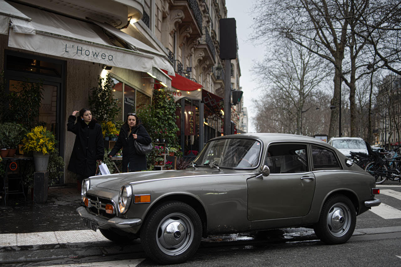パリジェンヌからも注目の的！ホンダS800とパリの街を走る | octane.jp | 美しい車と暮らす