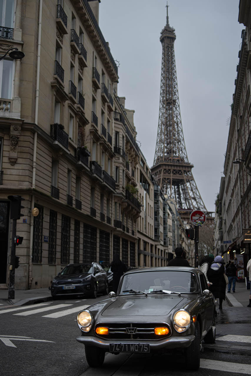 パリジェンヌからも注目の的！ホンダS800とパリの街を走る | octane.jp | 美しい車と暮らす
