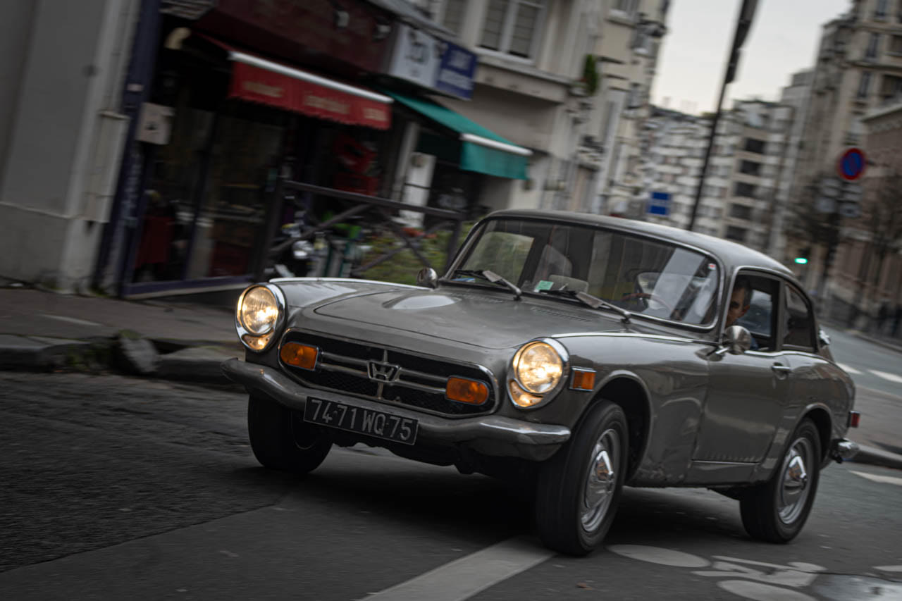 パリジェンヌからも注目の的！ホンダS800とパリの街を走る | octane.jp | 美しい車と暮らす