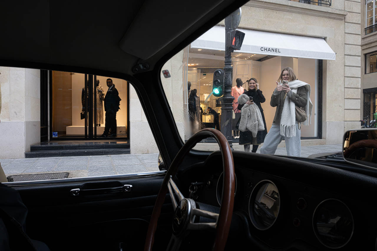 パリジェンヌからも注目の的！ホンダS800とパリの街を走る | octane.jp | 美しい車と暮らす