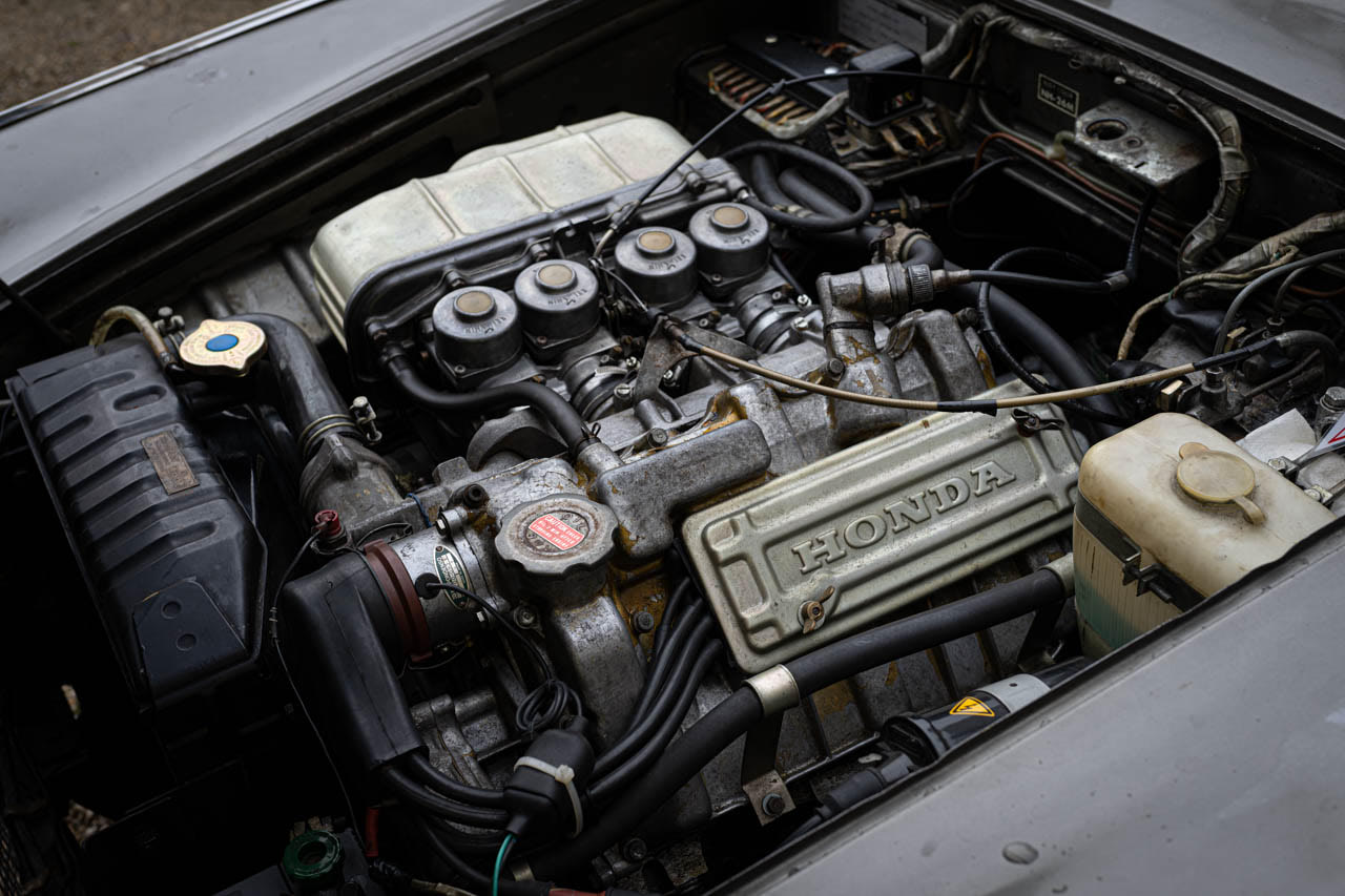 パリジェンヌからも注目の的！ホンダS800とパリの街を走る | octane.jp | 美しい車と暮らす