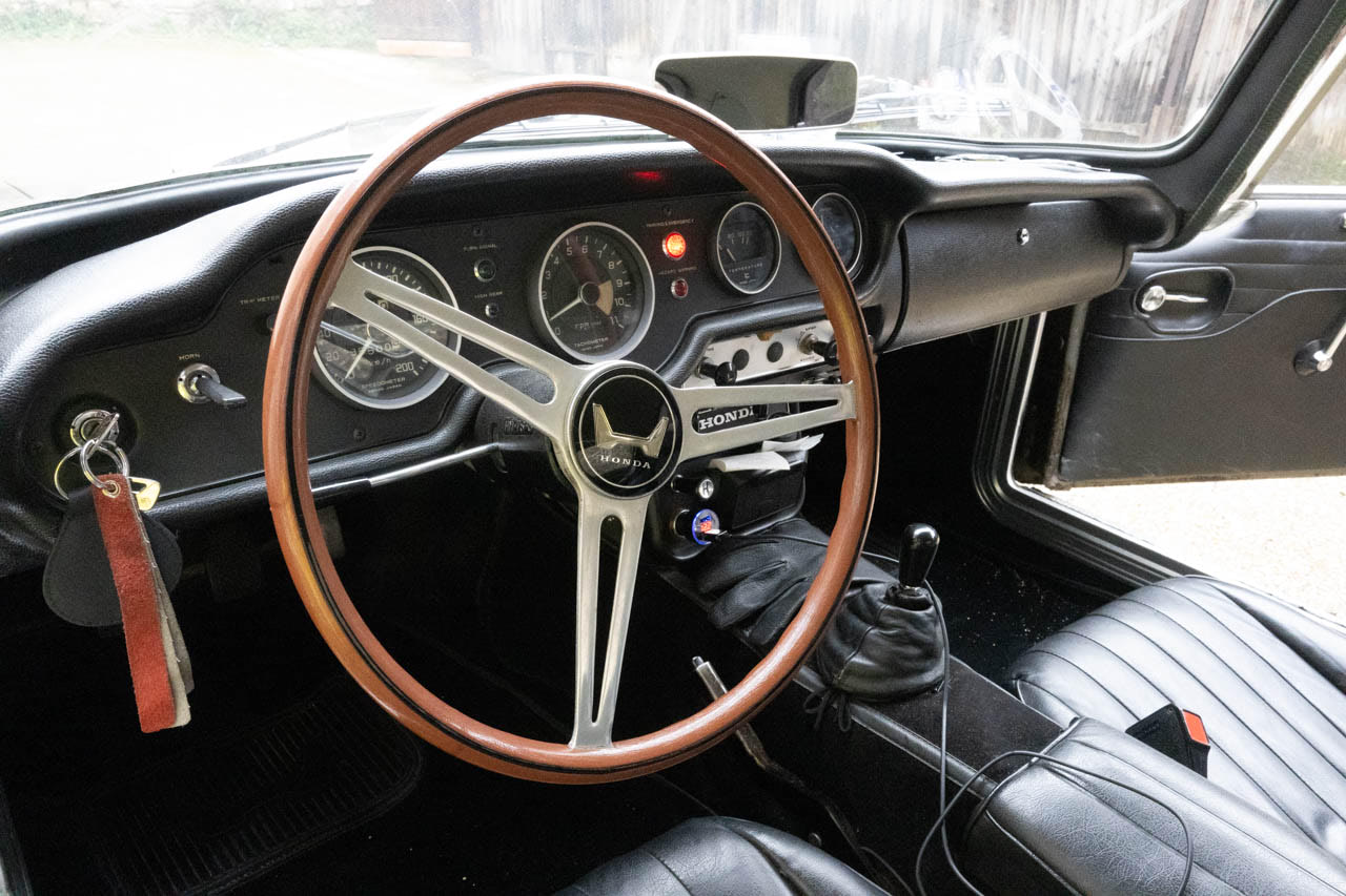 パリジェンヌからも注目の的！ホンダS800とパリの街を走る | octane.jp | 美しい車と暮らす