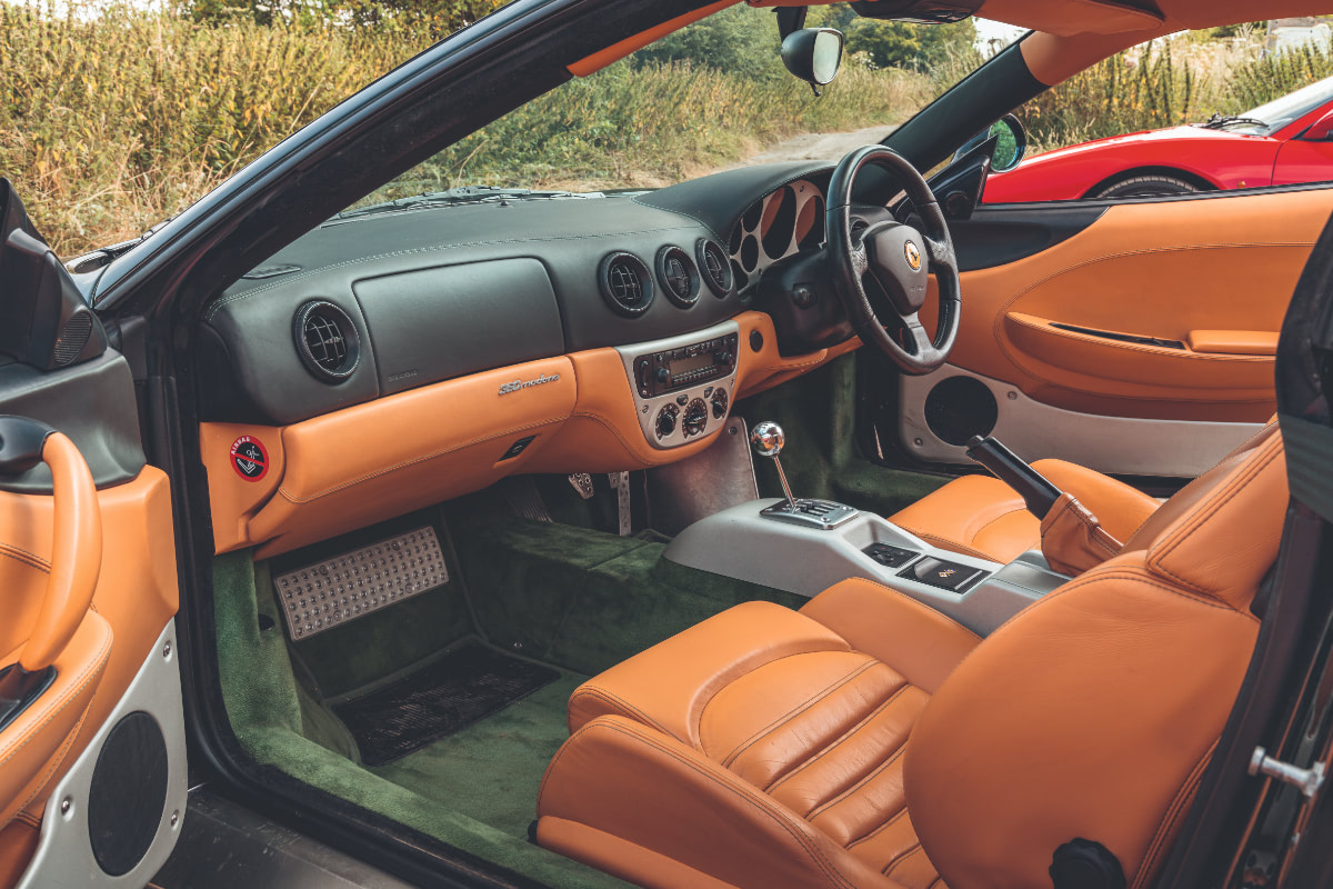 レッドゾーンまで回す必要などないのに、回したくなる。3台の「スモール・フェラーリ」を比較する｜360モデナ編 | octane.jp | 美しい車と暮らす