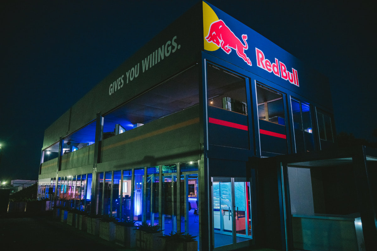 F1日本グランプリに登場した、レッドブルの特別な空間「Red Bull FRONT ROW」とは？ | octane.jp | 美しい車と暮らす