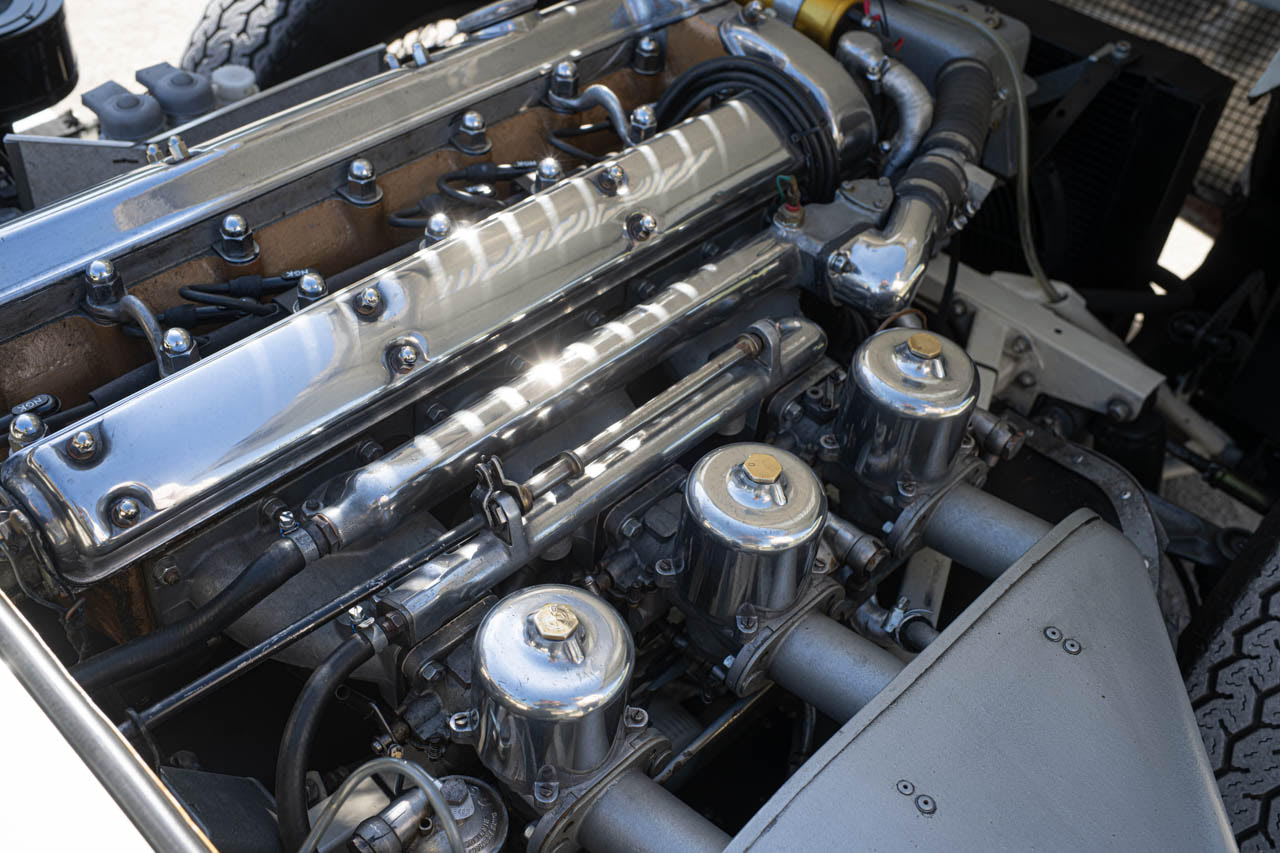 息子の目に「星を宿す」エンジン音｜ジャガーEタイプ・シリーズI | octane.jp | 美しい車と暮らす