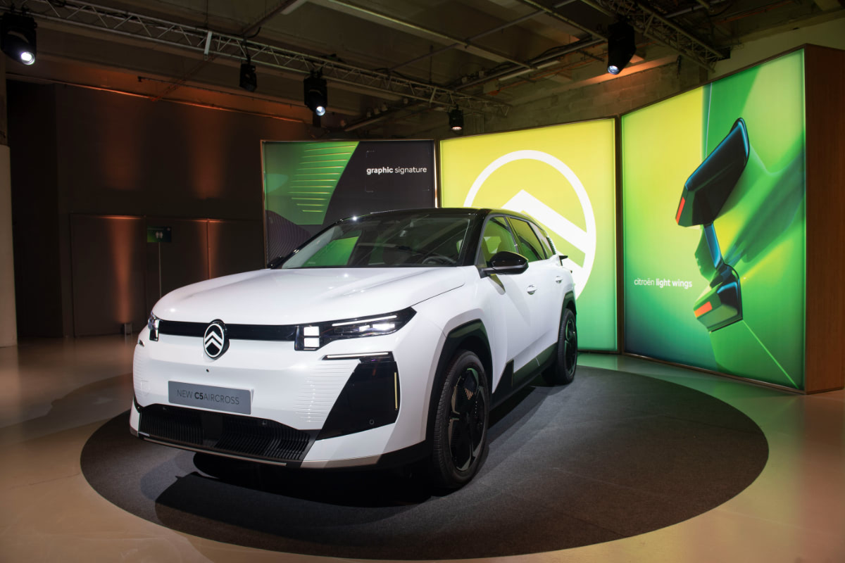 シトロエンが原点回帰と電動化を地元パリから発信｜新型C5エアクロスとマイチェンしたアミに込められた意味とは？ | octane.jp | 美しい車と暮らす