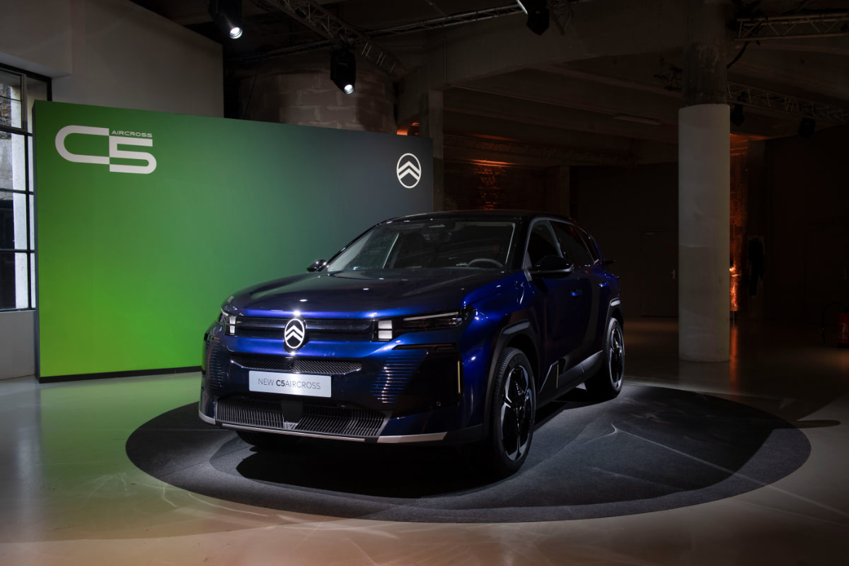 シトロエンが原点回帰と電動化を地元パリから発信｜新型C5エアクロスとマイチェンしたアミに込められた意味とは？ | octane.jp | 美しい車と暮らす