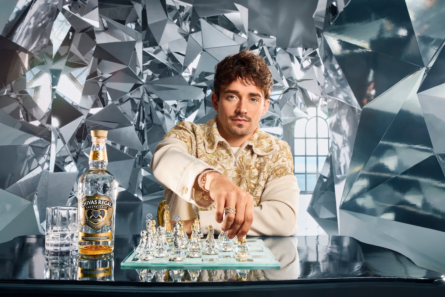 F1ドライバーのシャルル・ルクレールがアンバサダーを務めるスピリッツ「シーバスリーガル クリスタルゴールド」 | octane.jp | 美しい車と暮らす