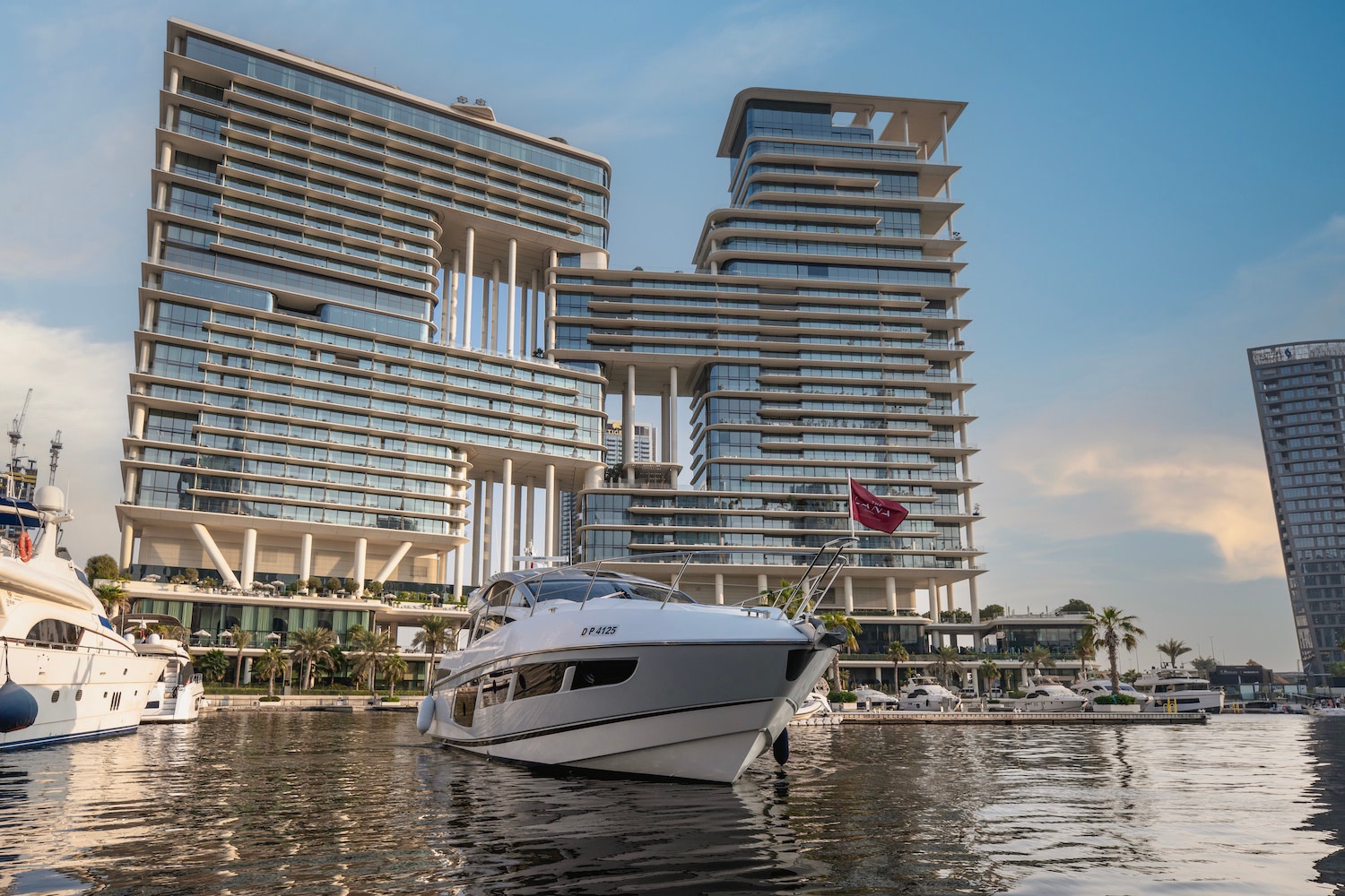 「ザ・ラナ」で愉しむ、ホテルオリジナルのヨットエクスペリエンス｜Sunseeker Predator 57 | octane.jp | 美しい車と暮らす