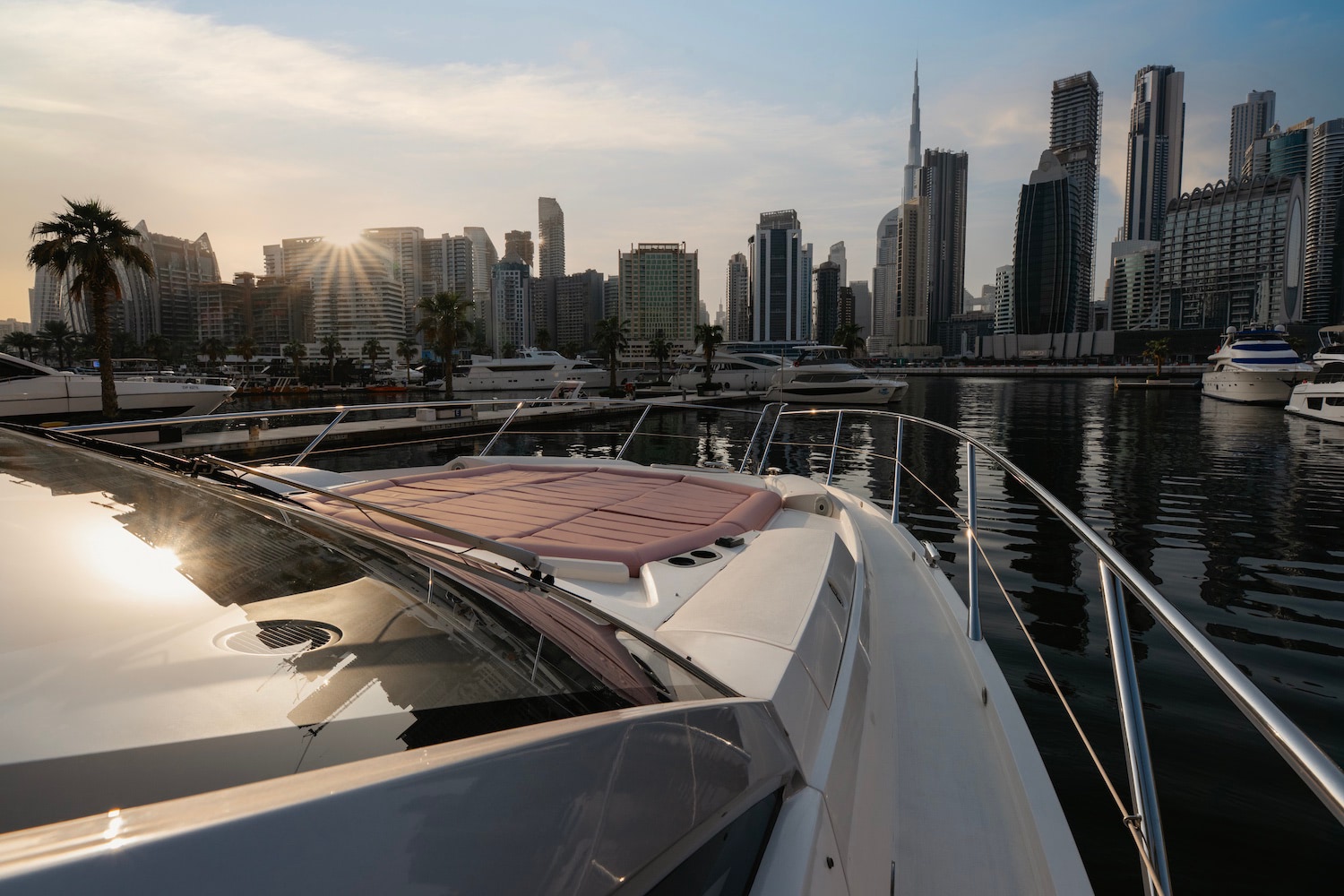 「ザ・ラナ」で愉しむ、ホテルオリジナルのヨットエクスペリエンス｜Sunseeker Predator 57 | octane.jp | 美しい車と暮らす