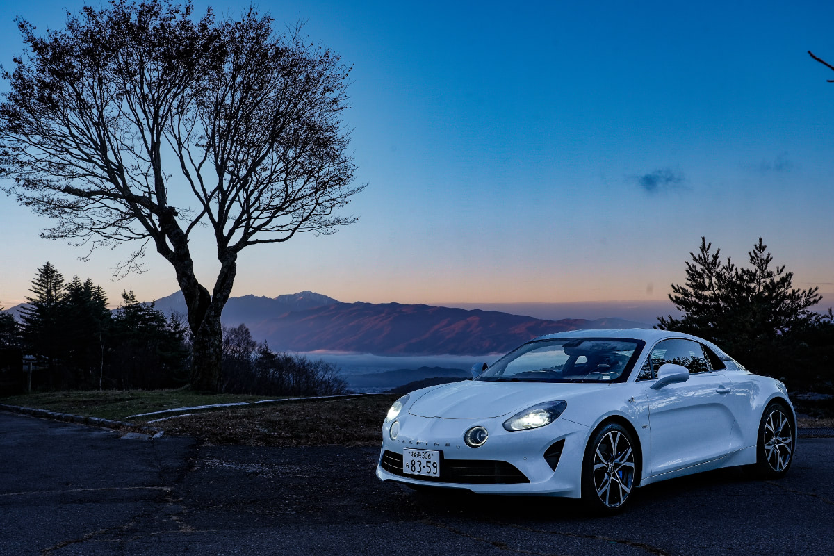 いよいよ生産終了を迎えるアルピーヌA110、3モデルを比較試乗｜日本オリジナル最終限定車も登場！ | octane.jp | 美しい車と暮らす