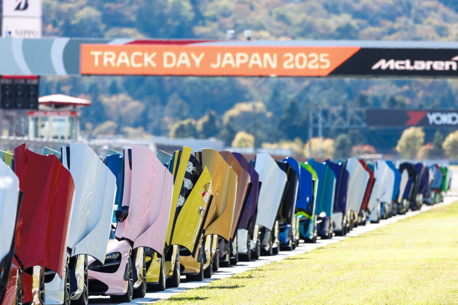 過去最多、180台のマクラーレンが集結！「マクラーレン・トラックデイ・ジャパン 2025」開催 | octane.jp | 美しい車と暮らす