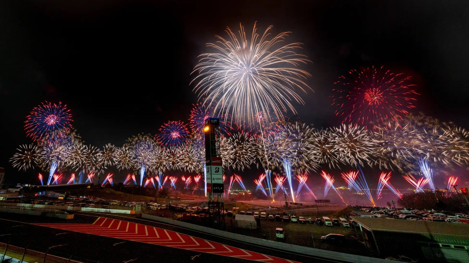 圧巻のスペクタクルショー「富士山花火vsスピードウェイ2026」今年も4月に開催 | octane.jp | 美しい車と暮らす