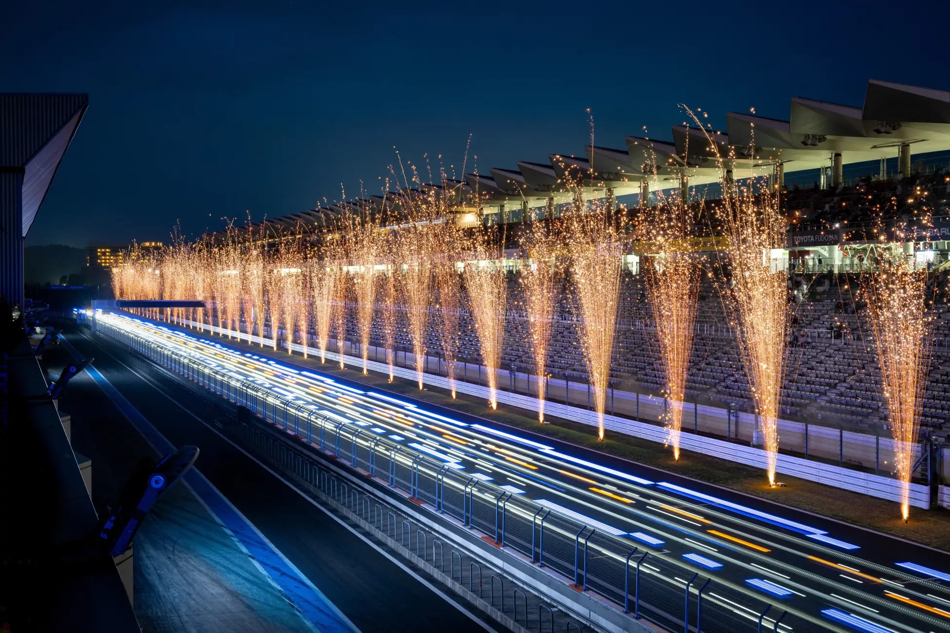 圧巻のスペクタクルショー「富士山花火vsスピードウェイ2026」今年も4月に開催 | octane.jp | 美しい車と暮らす