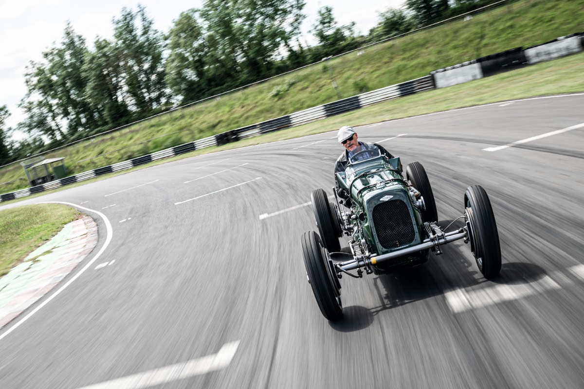 「心臓が飛び出すほどの爆音」で息を吹き返したエンジン｜フレイザー・ナッシュSS【後編】 | octane.jp | 美しい車と暮らす