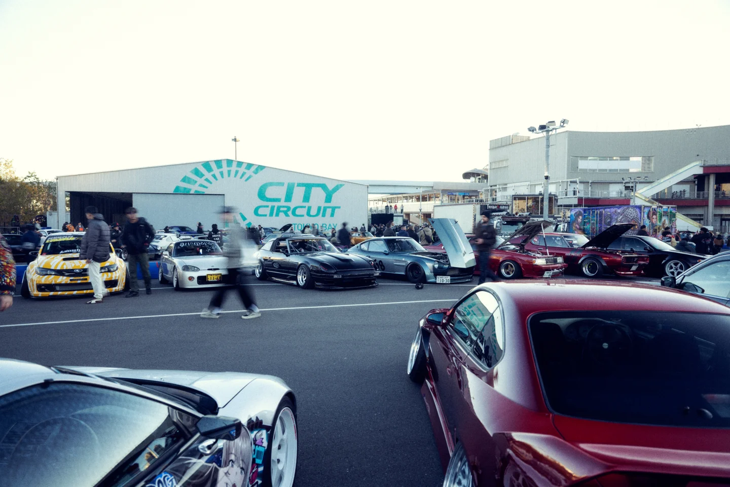 ジャンルを超えた120台超の個性豊かな車が集結｜次世代のカーカルチャーイベント「NoWhereToGo 2026」 | octane.jp | 美しい車と暮らす