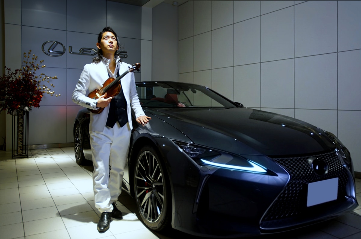 「5拍子の貴公子」バイオリニストTSUMUZIが、LEXUS開業20周年を祝う | octane.jp | 美しい車と暮らす