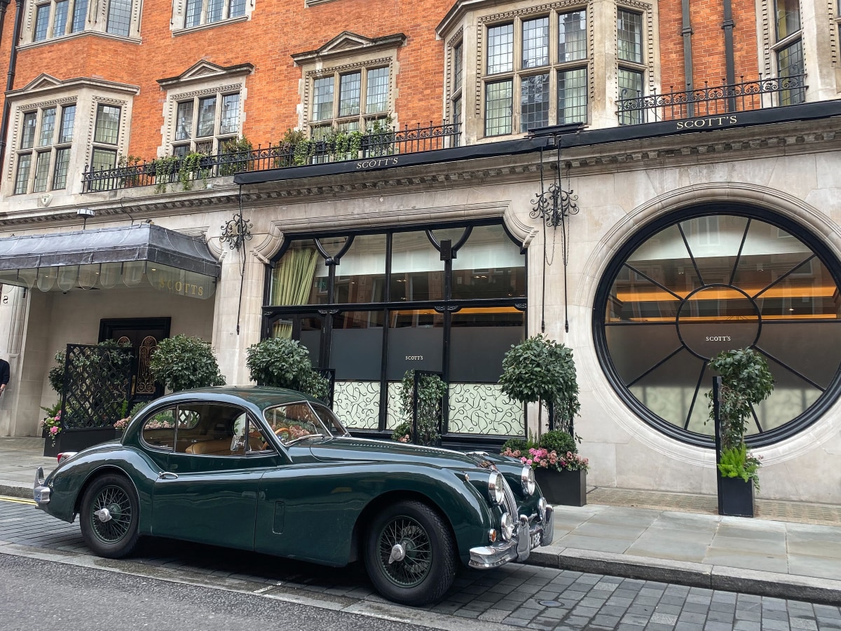 ジャガーXK140でロンドンを流す週末の朝｜『Octane』UKスタッフの愛車日記 | octane.jp | 美しい車と暮らす
