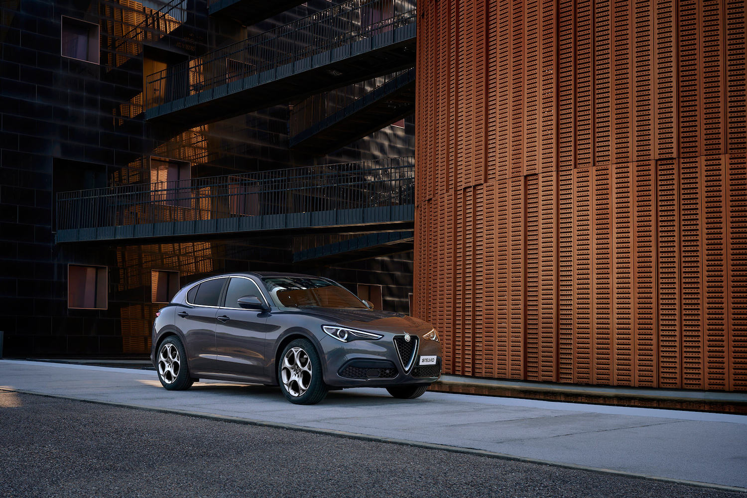 特別装備を備えたワンランク上の限定車｜アルファロメオ ステルヴィオ | octane.jp | 美しい車と暮らす
