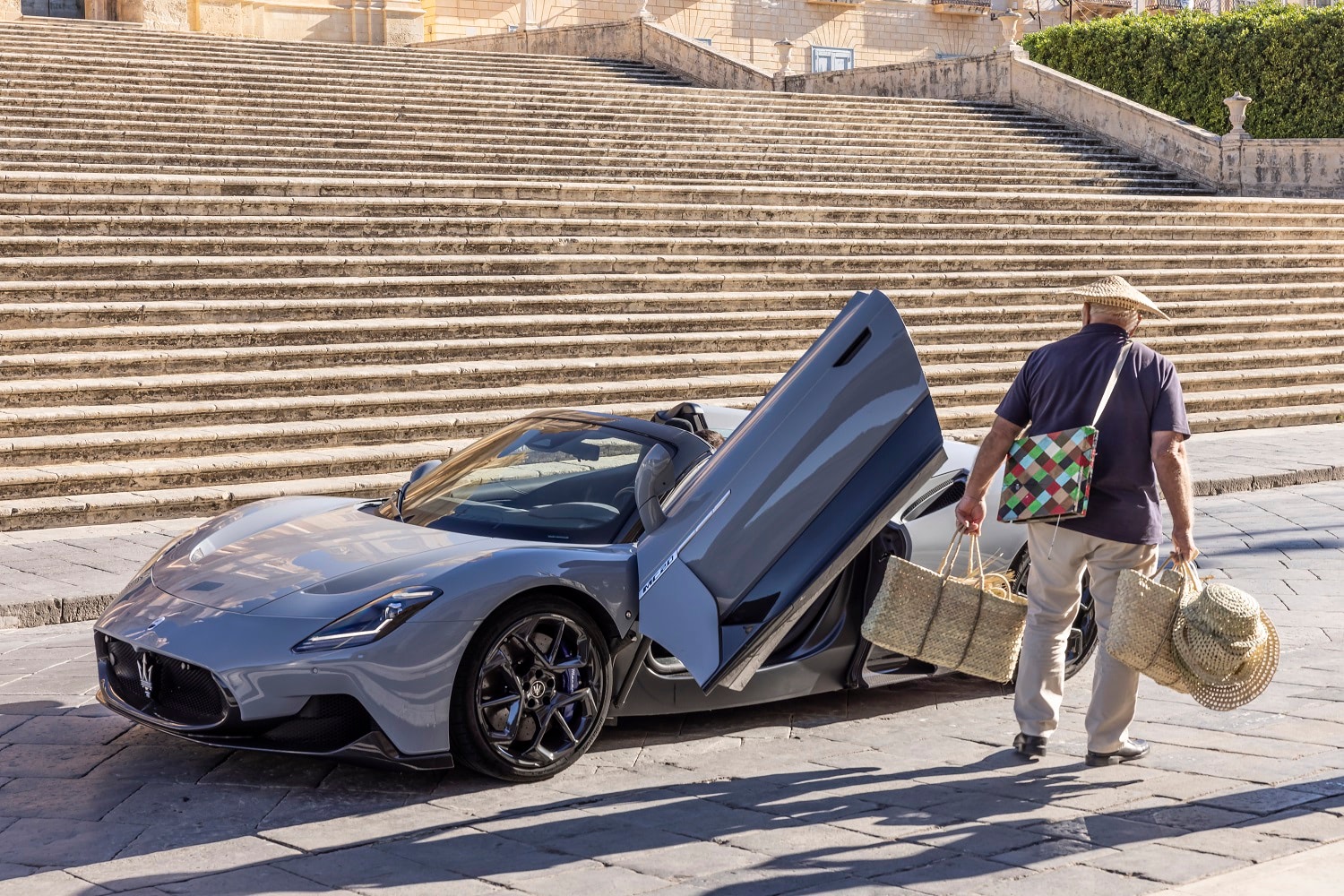 マセラティMC20チェロ海外試乗｜シチリアで解放感たっぷりの空と海を味わう | octane.jp | 美しい車と暮らす