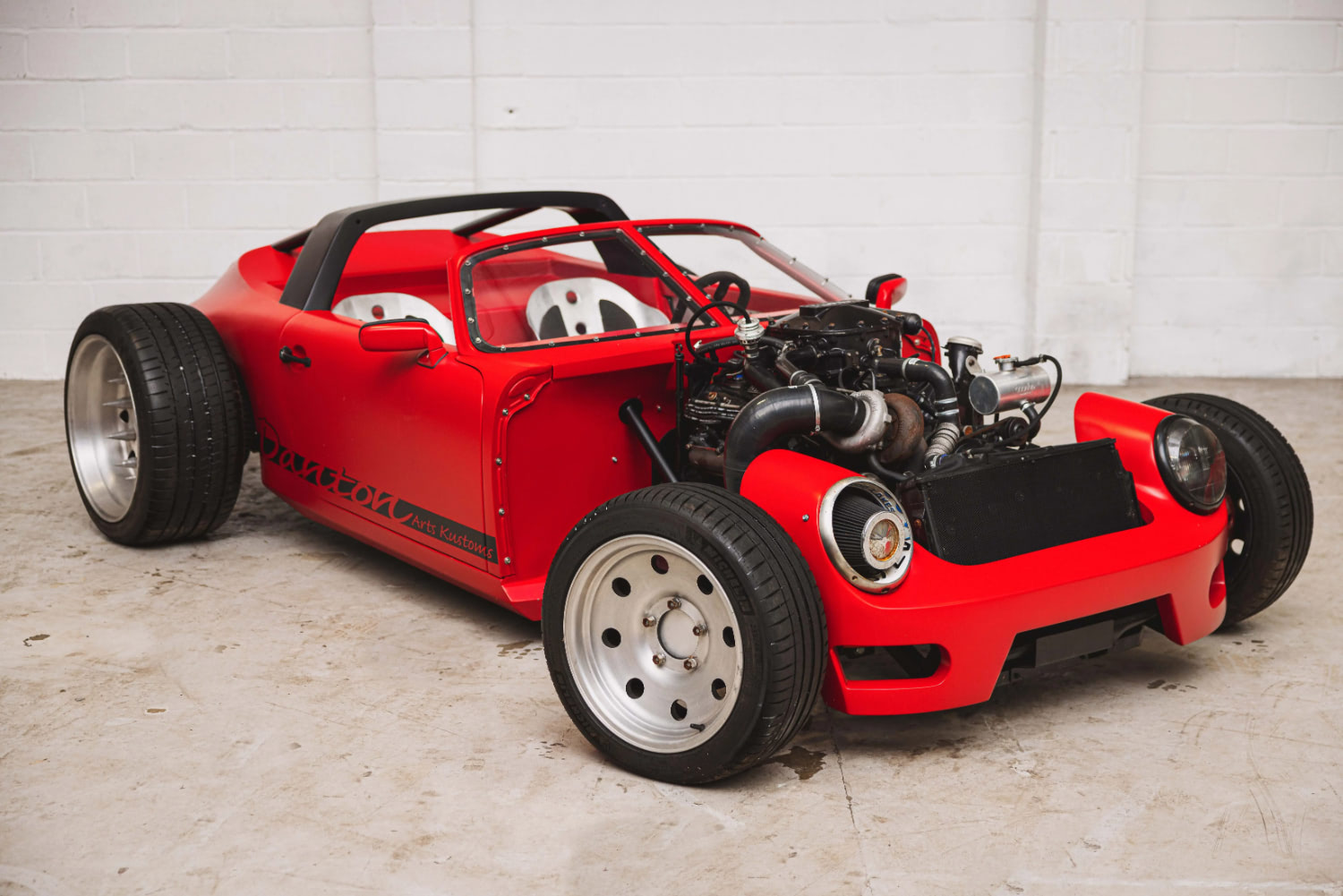 奇天烈すぎる!? ベントレーV8ターボエンジンをフロントに積んだポルシェ911 | octane.jp | 美しい車と暮らす